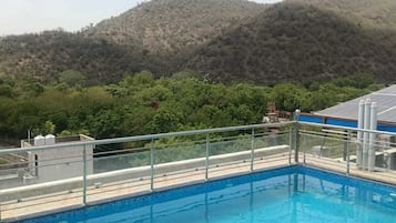 Piscina no piso superior