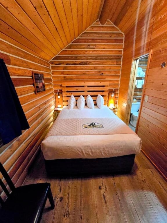 Alpine Lodge - Queen Room 3 - Red Lodge, MT