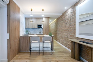 Apartamento (3 Bedrooms) | Cozinha privada | Um micro-ondas, um forno, uma placa de cozinha, uma cafeteira/bule 