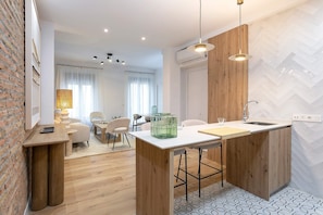 Apartamento (3 Bedrooms) | Cozinha privada | Um micro-ondas, um forno, uma placa de cozinha, uma cafeteira/bule 