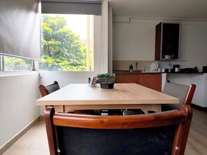 Quarto triplo básico, várias camas, cozinha americana | Opções para refeição