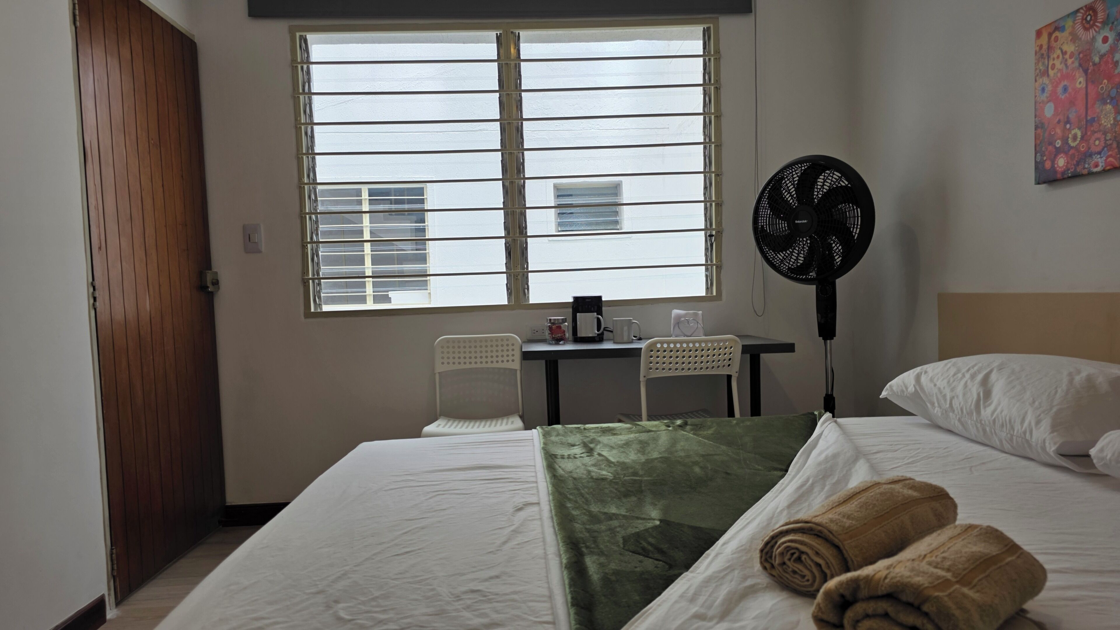 Estúdio básico | Escrivaninha, espaço de trabalho para notebook, Wi-Fi de cortesia