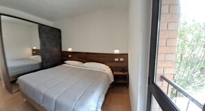 Quarto casal luxo, acessível para pessoas com deficiência física, banheiro privativo | Escrivaninha, cortinas blackout, Wi-Fi de cortesia