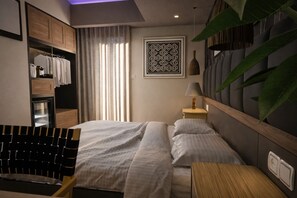 Quarto casal standard, sacada, vista para o jardim | Cofres nos quartos, escrivaninha, cortinas blackout