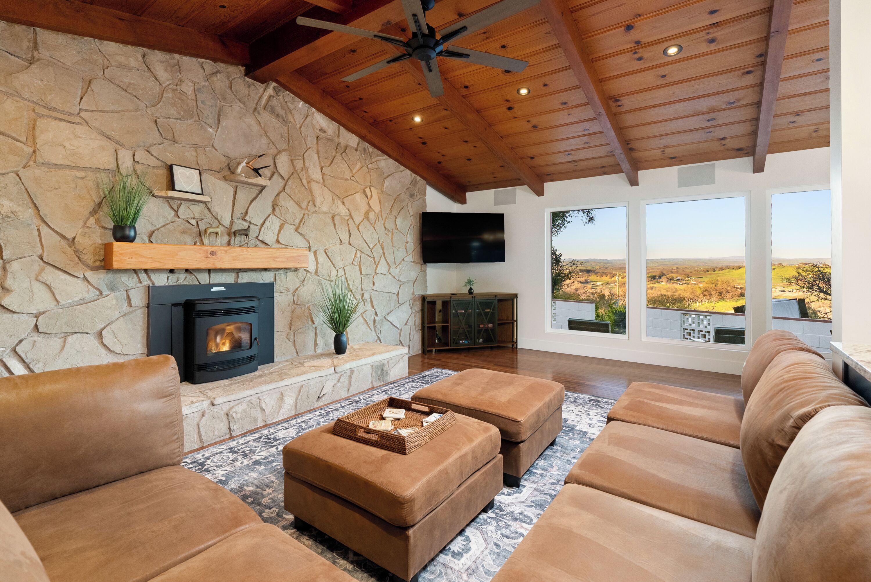 Harleys Hideaway | Hilltop Views, Hot Tub & Pets - Paso Robles, CA