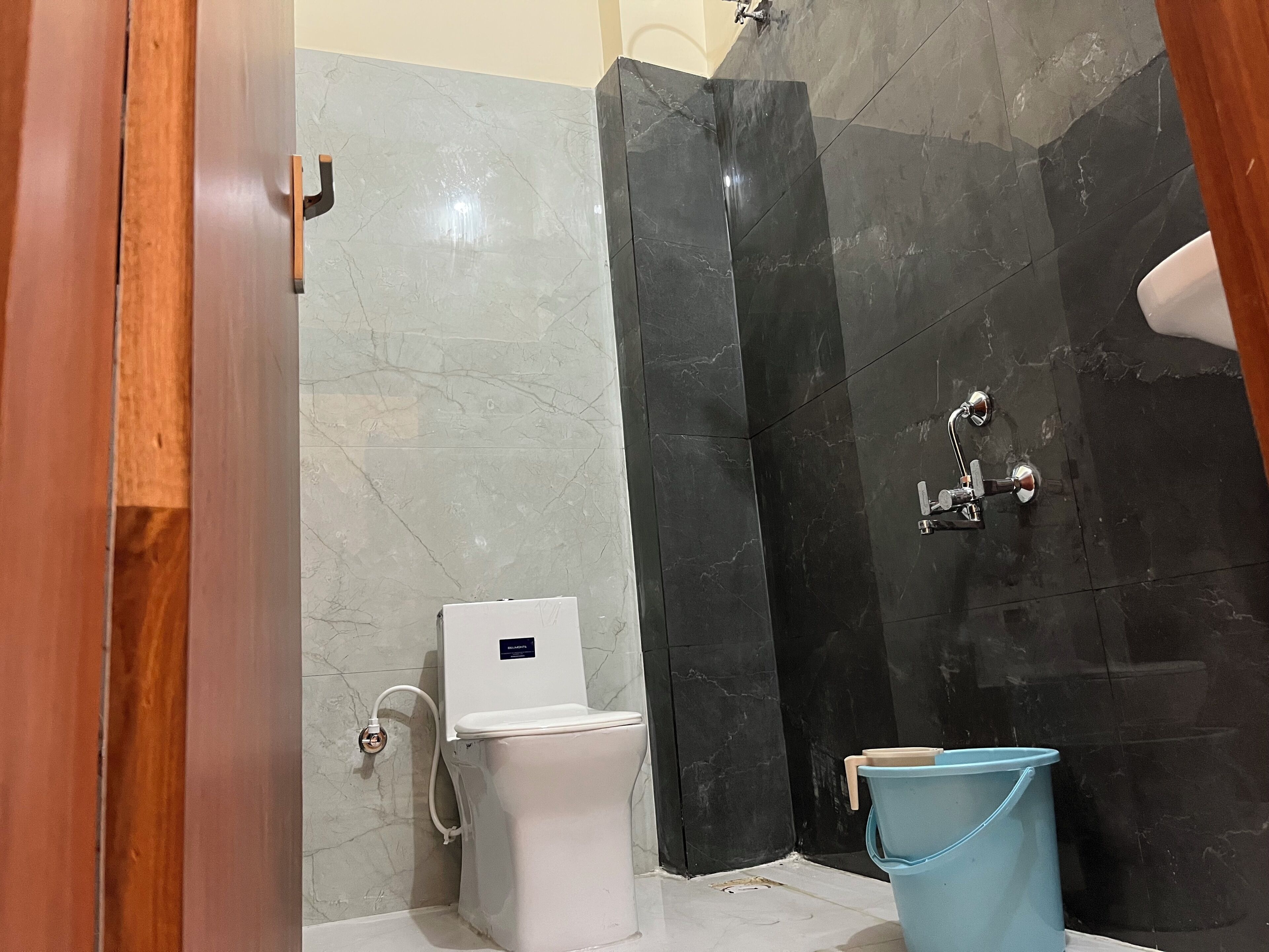 Quarto Executivo | Casa de banho | Um polibã, artigos de higiene pessoal grátis, toalhas fornecidas, sabão 
