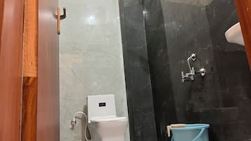 Quarto Executivo | Casa de banho | Um polibã, artigos de higiene pessoal grátis, toalhas fornecidas, sabão