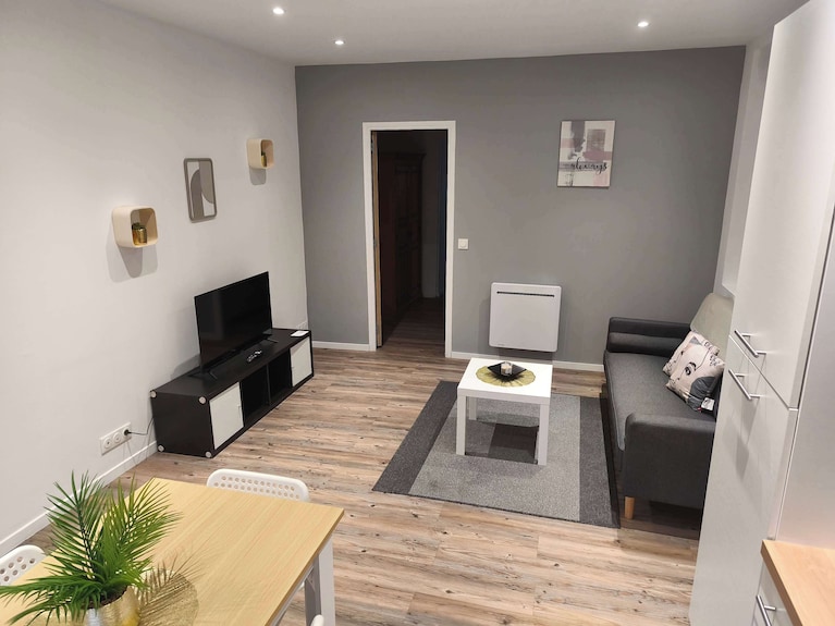 Appartement Rdc 3 Pers. · Parking Privé Gratuit - Charleville-Mézières