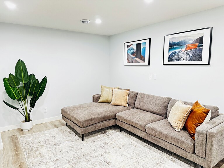 Modern 2 Bedroom Suite - Airdrie