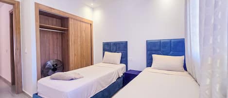 Apartamento luxo, vista para a piscina | Ferros/tábuas de passar roupa, Wi-Fi de cortesia