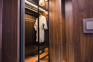 Suite Superior, 2 quartos, varanda | Lençóis de algodão egípcio, roupa de alta qualidade, edredões de penas 