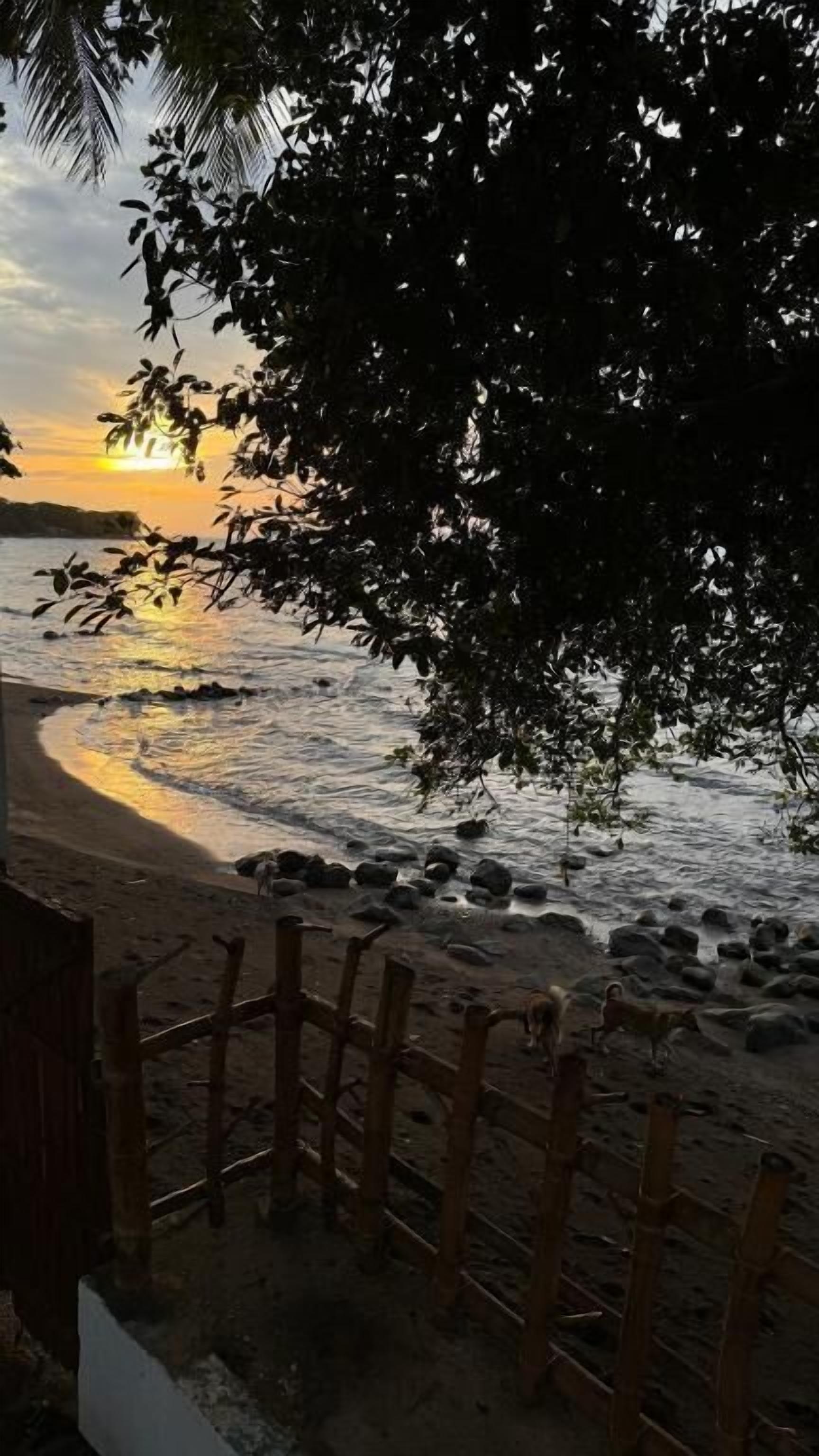 Na praia, praia de areia negra 