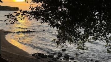 Na praia, praia de areia negra