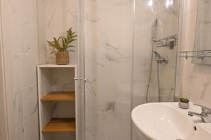 Apartamento Familiar, vários quartos (Camelia Seaview 1 Bd Apart In St Paul) | Casa de banho | Um polibã, um secador de cabelo, toalhas fornecidas, sabão 