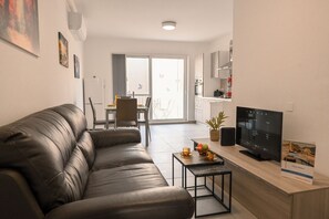 Apartamento Familiar, vários quartos (Camelia Seaview 1 Bd Apart In St Paul) | Sala de estar | Televisor de 21 polegadas com canais digitais 