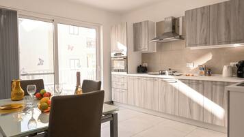 Apartamento Familiar, 1 quarto, varanda (Camelia Seaview 1 Bd Apart In St Paul) | Cozinha privada