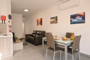 Um espaço moderno para viver, com área de refeições, cozinha e sala de estar.