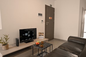Apartamento Familiar, vários quartos (Camelia Seaview 1 Bd Apart In St Paul) | Sala de estar | Televisor de 21 polegadas com canais digitais 