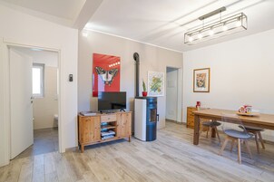 Apartamento família, vários quartos, ao lado da montanha (Casa Lauretta) | Sala de estar | Smart TV 21 polegadas com canais a cabo