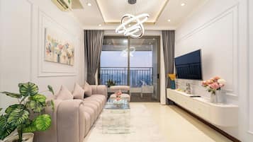 Apartamento Deluxe | Sala de estar | Smart TV de 49 polegadas com canais por cabo, Netflix