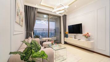 Apartamento Deluxe | Sala de estar | Smart TV de 49 polegadas com canais por cabo, Netflix