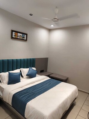 Quarto Clássico com Cama de Casal | Secretária, secretária adequada para computadores portáteis 