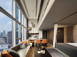 Suite de Luxo, 2 quartos, Vista para a cidade | Edredões de penas, cofre no quarto, cortinas/cortinados opacos