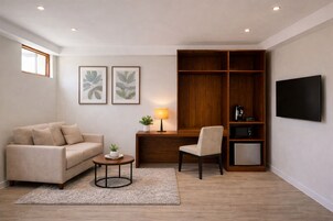 Suite, varanda, Vista para a cidade | Sala de estar | Televisor 