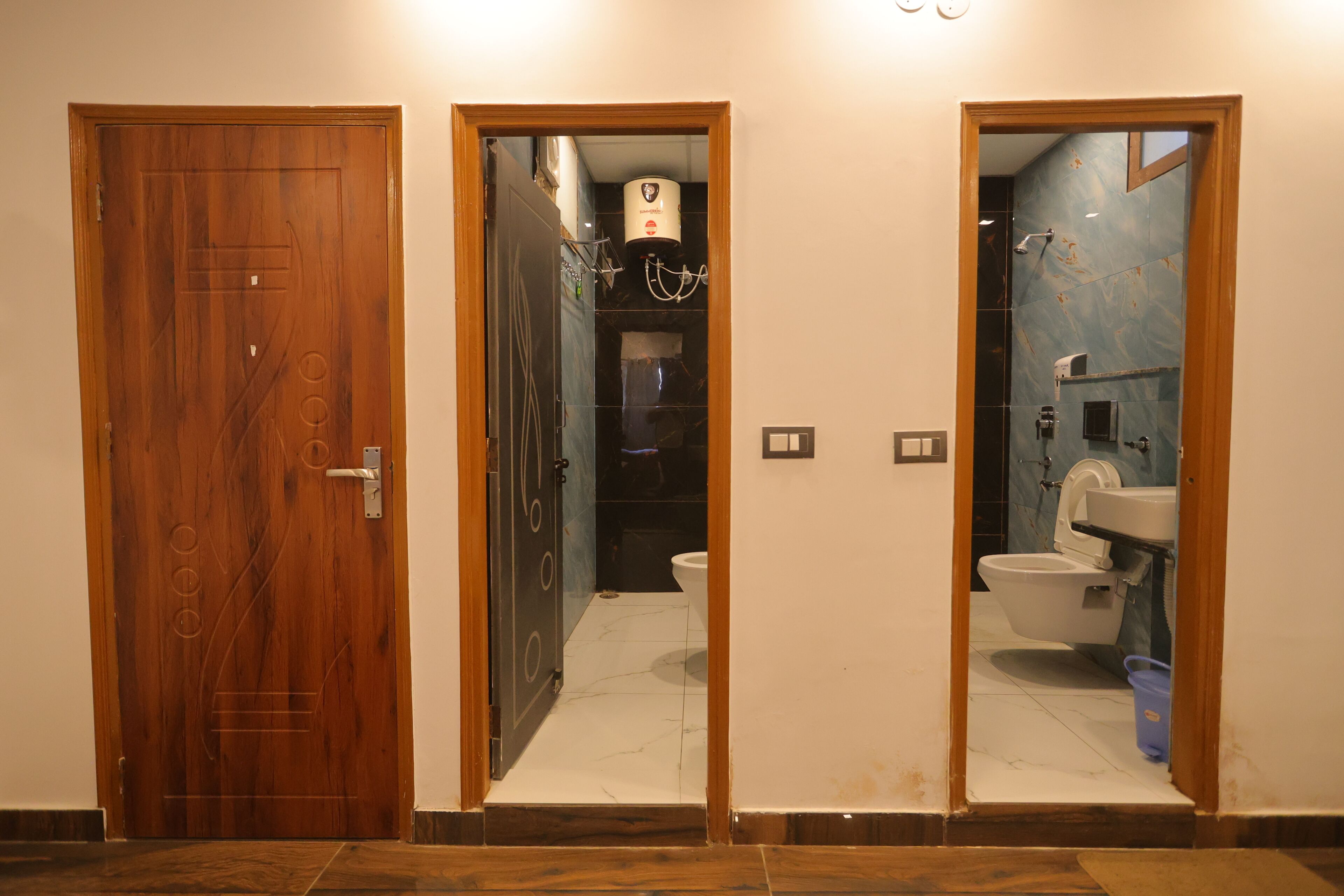 Quarto Individual Deluxe | Casa de banho | Artigos de higiene pessoal grátis, toalhas fornecidas, sabão, champô 