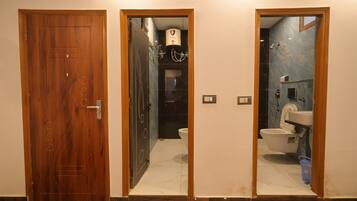 Quarto Individual Deluxe | Casa de banho | Artigos de higiene pessoal grátis, toalhas fornecidas, sabão, champô