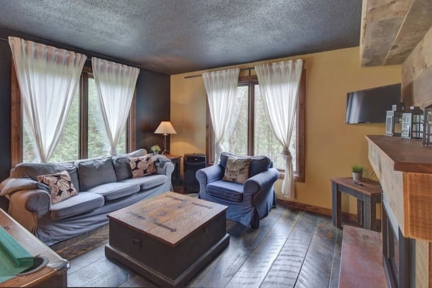 Lake Front Loft 4 | Private Lake, Hot Tub & Pool Table Retreat (Sleeps 4) - Gatineau