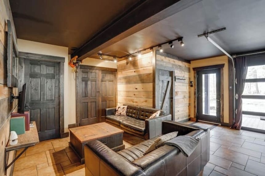 Industrial Loft 1, Hot Tub, Pool Table & Private Lake Escape - Ottawa