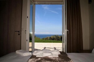 Apartamento Superior, pátio, vista para o mar | Wi-fi grátis, acesso para cadeira de rodas 