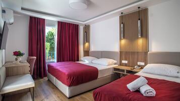 Quarto casal ou duplo premium, sacada | Cofres nos quartos, escrivaninha, Wi-Fi de cortesia