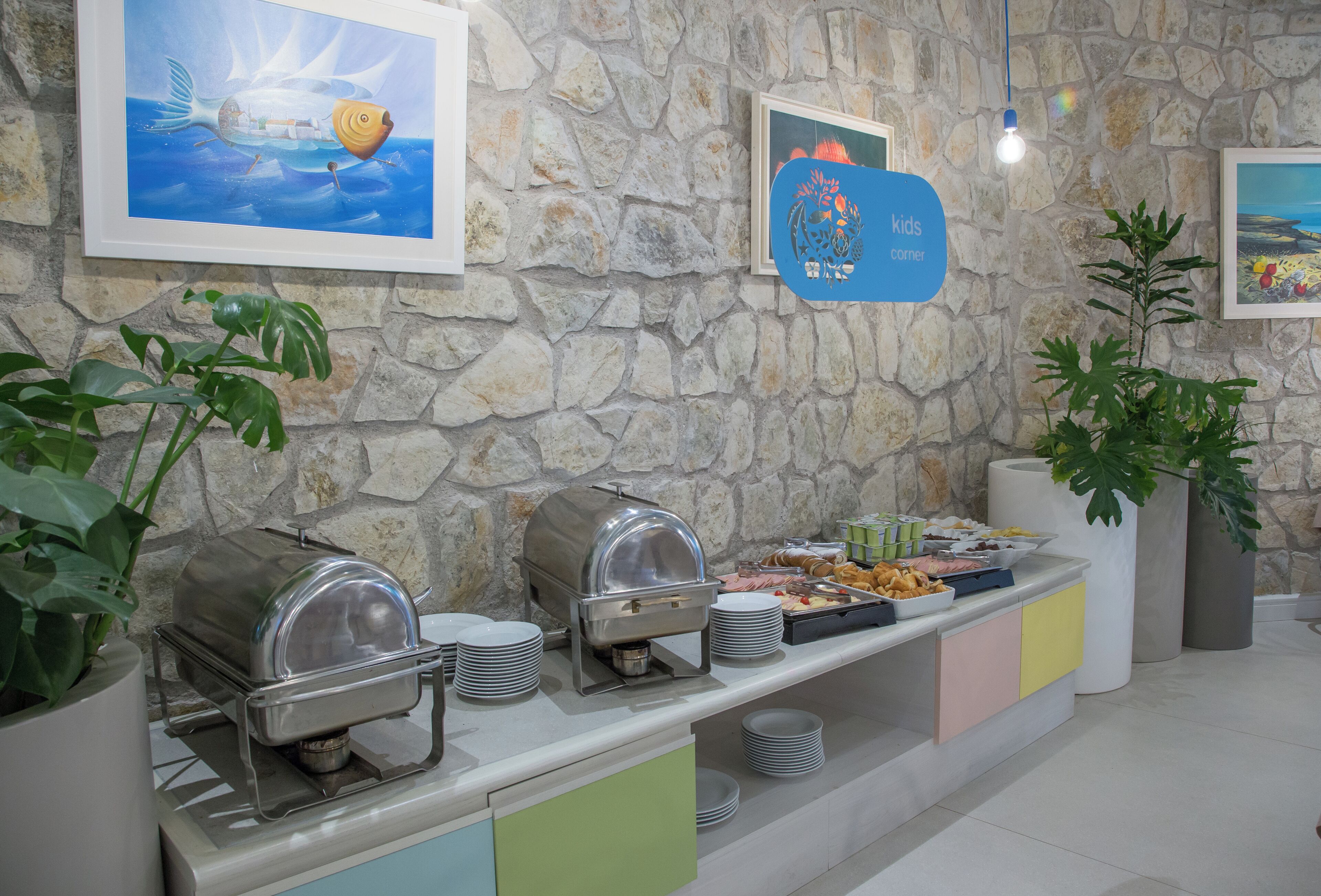 Café da manhã com buffet grátis todos os dias