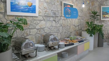 Café da manhã com buffet grátis todos os dias