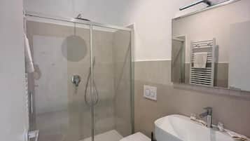 Um secador de cabelo, toalhas fornecidas