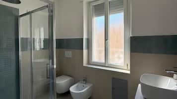 Um secador de cabelo, toalhas fornecidas