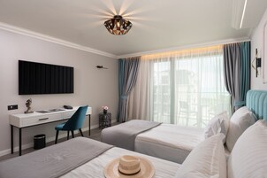 Quarto Twin Deluxe | Roupa de alta qualidade, minibar, cofre no quarto, secretária
