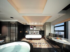 Suite Deluxe, Vista para a cidade | Edredões de penas, cofre no quarto, cortinas/cortinados opacos