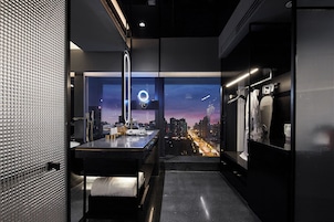 Suite Deluxe, Vista para a cidade | Casa de banho | Chinelos 