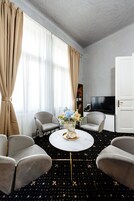 Suíte, 2 quartos | Área de estar | TV de tela plana 80 cm com canais a cabo