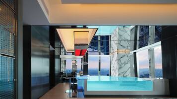 Suite Panorâmica, banheira de hidromassagem grande, vista para o rio | Edredões de penas, cofre no quarto, cortinas/cortinados opacos