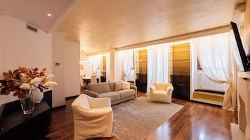 Apartamento, 3 quartos, Vista para a cidade | Sala de estar