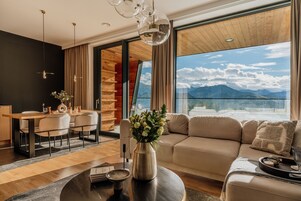 Villa Exclusiva, banheira de hidromassagem grande, vista para a montanha | Secretária, Wi-fi grátis, roupa de cama fornecida 