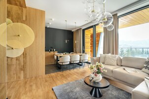 Villa Exclusiva, banheira de hidromassagem grande, vista para a montanha | Sala de estar | TV de ecrã plano, piso aquecido 