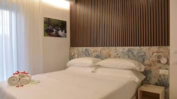 Quarto casal ou duplo standard, chuveiro com barras de apoio, vista para o jardim