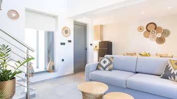 Maisonette with Sea View | Sala de estar | Smart TV de 43 polegadas com canais digitais, Netflix