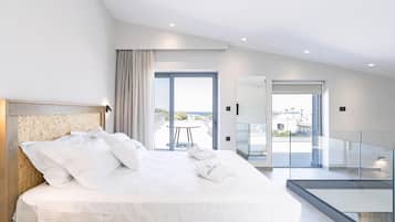 Maisonette with Sea View | Cofre com capacidade para portátil, cortinas/cortinados opacos