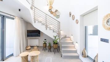 Maisonette with Sea View | Sala de estar | Smart TV de 43 polegadas com canais digitais, Netflix